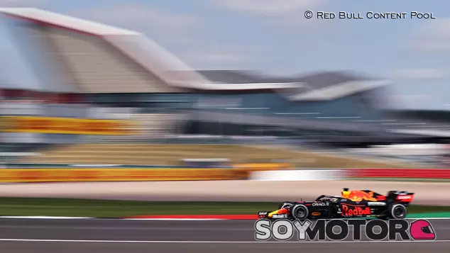 Verstappen, ntau tshaj xya feem kaum mus rau qhov seem hauv Kev Xyaum Dawb 1 ntawm Great Britain