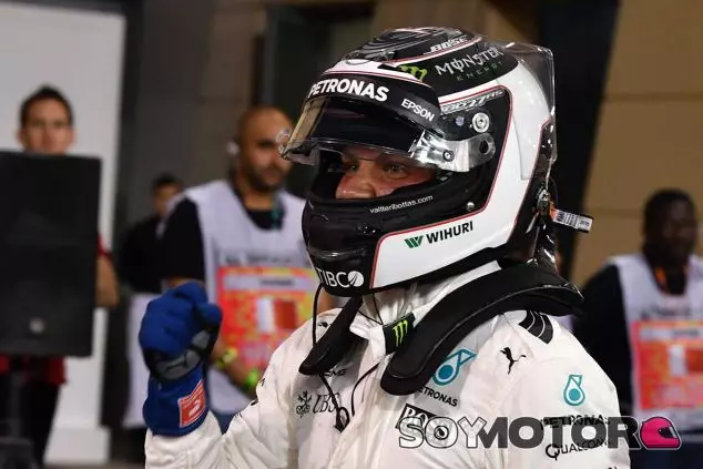 Bottas ag ceiliúradh a Phóil ag Bairéin 2017; Lógó Wihuri ar a chlogad - SoyMotor