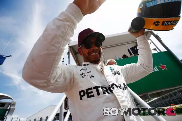 Lewis Hamilton ជាមួយនឹងមួកសុវត្ថិភាពរបស់ Ayrton Senna - SoyMotor