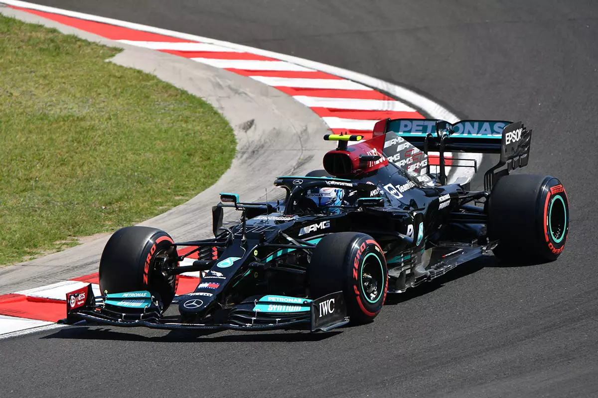 Double for Mercedes in Free Practice 2 Vengrijoje; Verstappenas toli