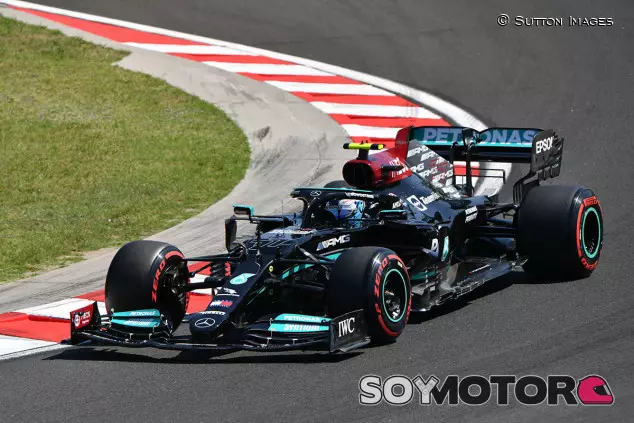 เพิ่มเป็นสองเท่าสำหรับ Mercedes ในการฝึกฝนฟรี 2 ในฮังการี; Verstappen ไป