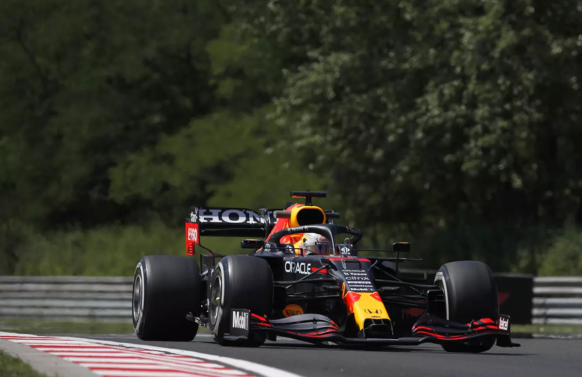 I-Verstappen ihola i-Hungary's Free Practice 1 okungenani; Sainz, wesine