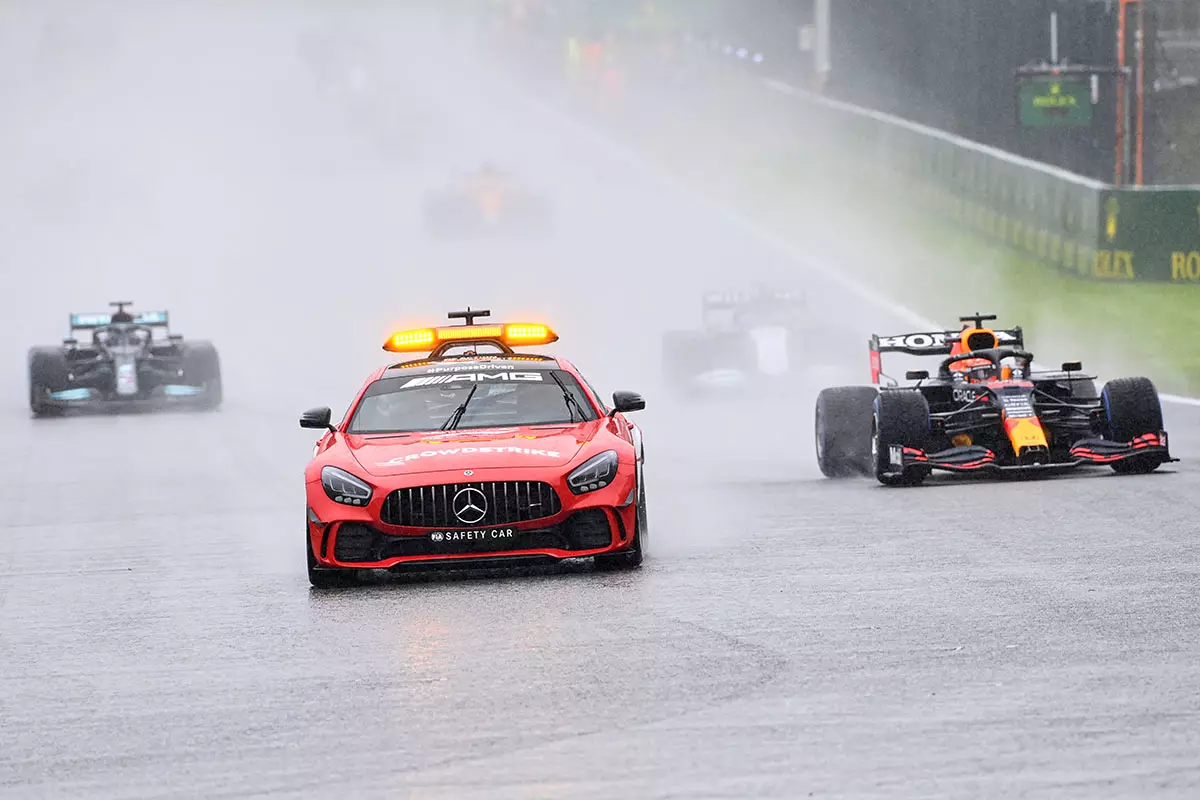 Verstappen memenangi GP Belgium tanpa perlumbaan; podium russell