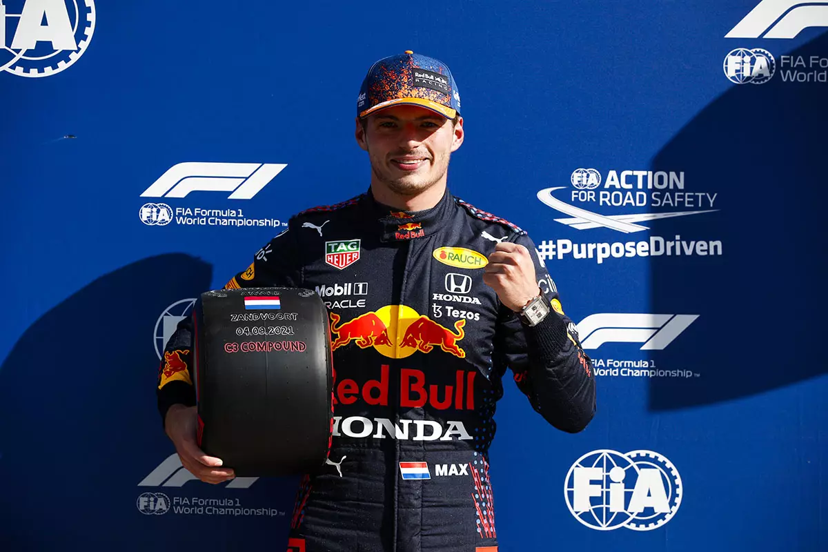 Verstappen flitt doheem an hëlt de Pol; Sainz, sechsten