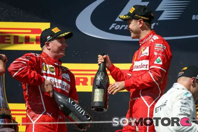 Vettel venkas en Hungario eskortita de Räikkönen; Alonso 6-a kaj Sainz 7-a