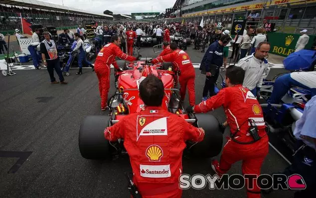 Vettel ontkent weer een crisis bij Ferrari: