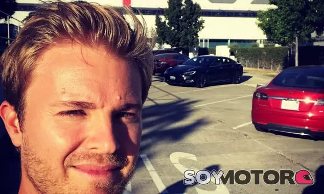 Nico Rosberg tager en selfie, inden han går ind i Tesla-faciliteterne