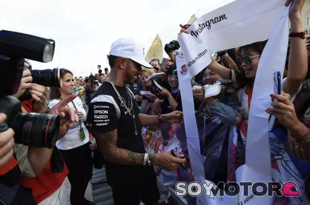 Lewis Hamilton នៅ Abu Dhabi - SoyMotor.com