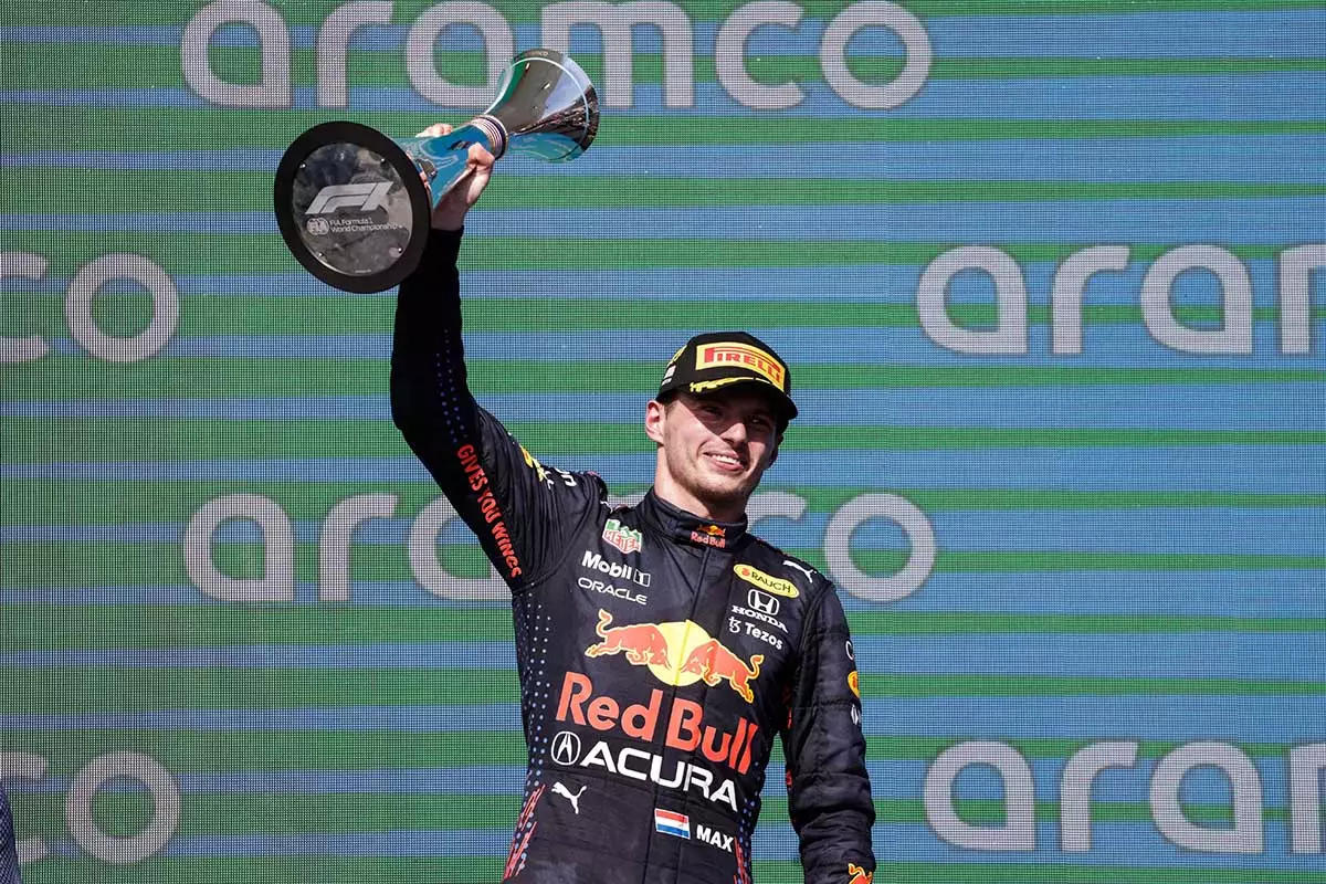 Verstappen yn dal oddi ar Hamilton i ennill yn Austin