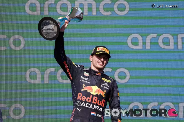 Verstappen cầm chân Hamilton để giành chiến thắng ở Austin