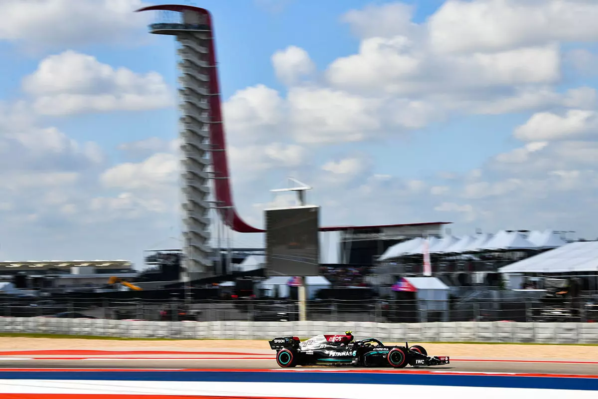 Mae'r Mercedes yn frawychus yn Free Practice 1 yn Austin; Sainz, pumed