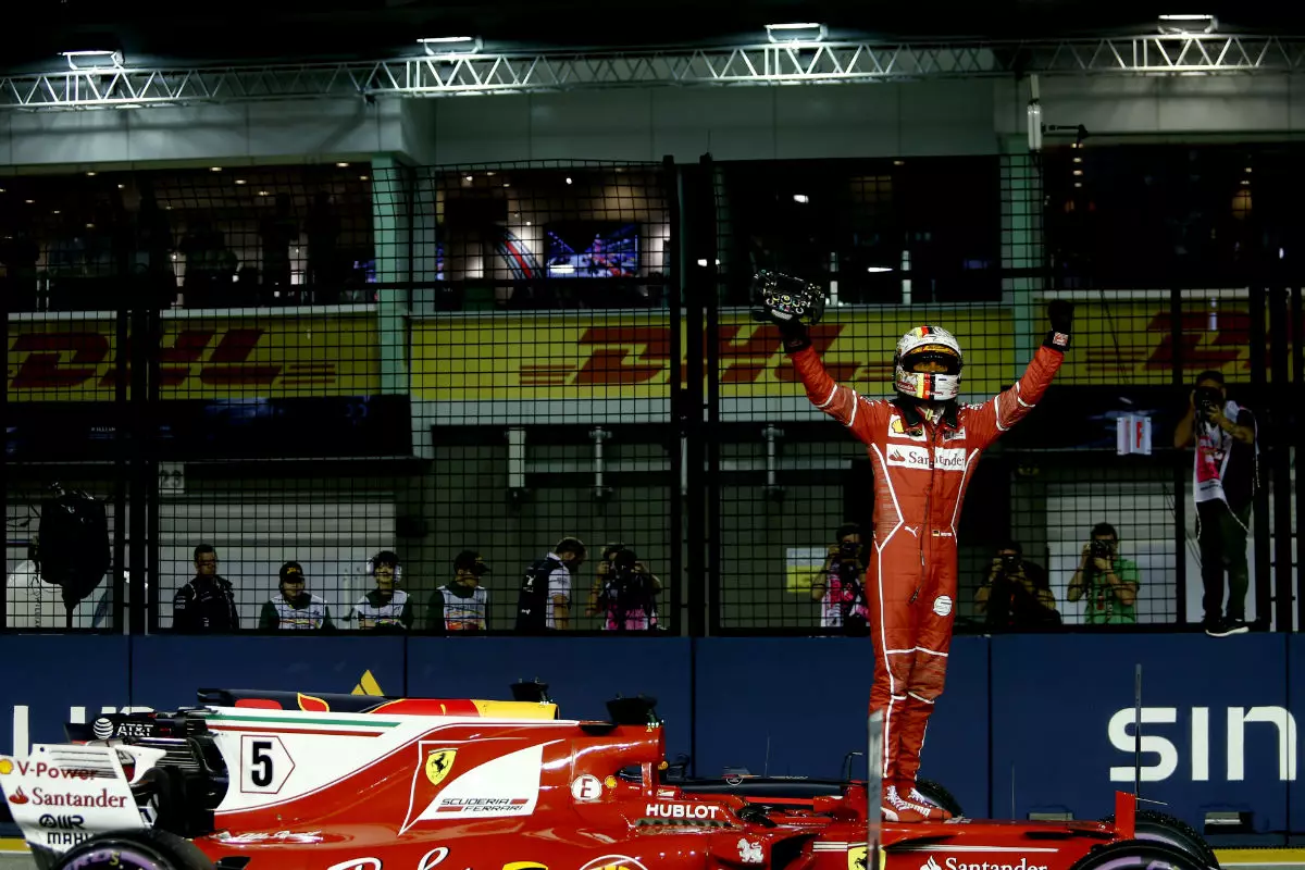 Kutub Vettel sareng Red Bull payuneun Mercedes di Singapura; Alonso ka-8, Sainz ka-10