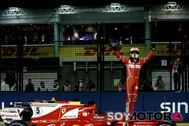 Vettel fagnar Pólverja sínum í Singapúr