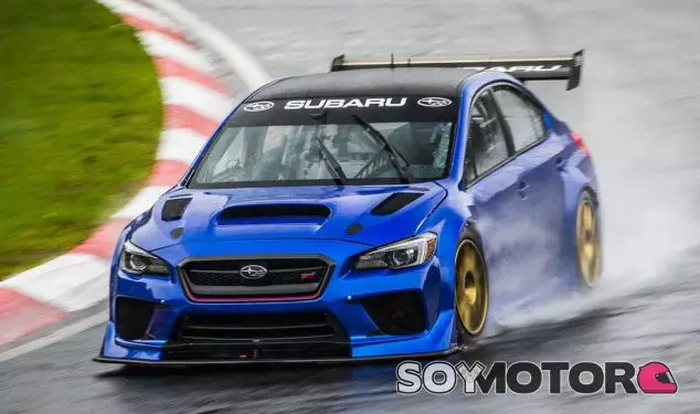 Subaru WRX STI Type RA NBR Special i full aksjon på den våte asfalten til Nordschleife - SoyMotor