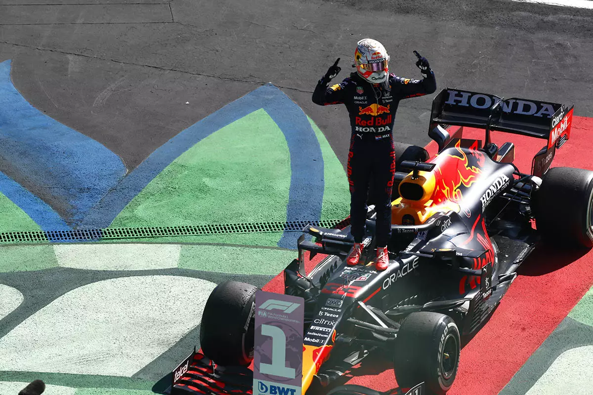 U-Verstappen wenza iphathi yakhe eMexico; Sainz, wesithupha