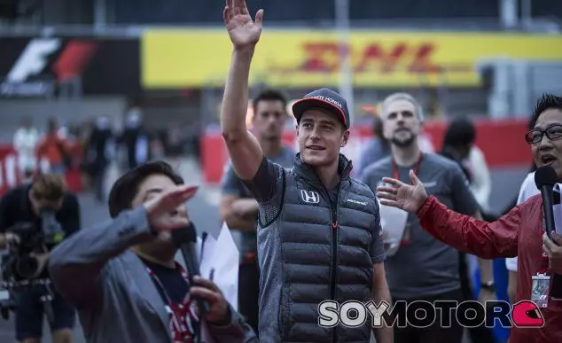 Ο Vandoorne χαιρετίζει το ιαπωνικό κοινό της Suzuka - SoyMotor