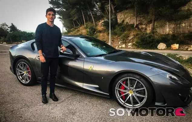 Charles Leclerc ina sheasamh in aice lena Ferrari 812 Superfast liath nua - SoyMotor