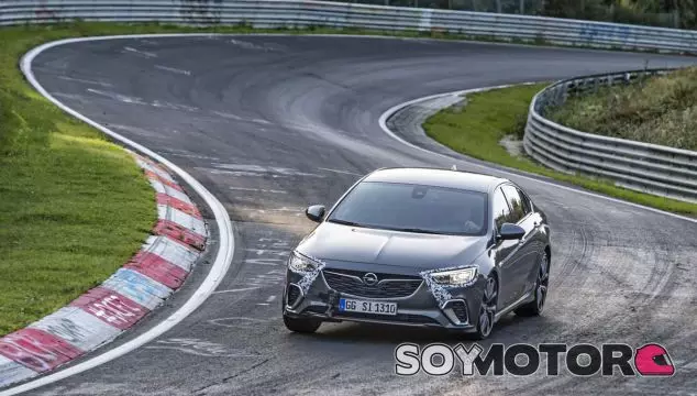 The Opel Insignia GSi in the middle of the Nürburgring - SoyMotor