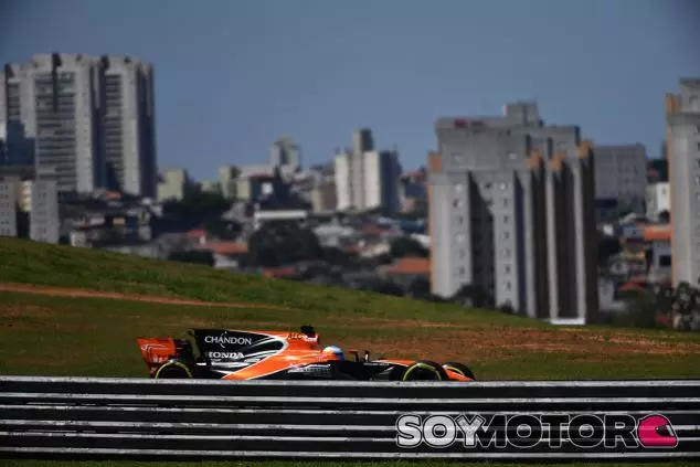 Fernando Alonso pandan GP brezilyen an, ak Sao Paulo nan background nan - SoyMotor