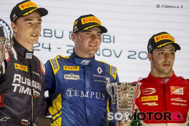 Markelov -levo- zmaga po diskvalifikaciji Rowlanda -sredina- in Fuocoja -desno- - SoyMotor