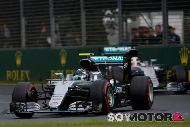 Nico Rosberg hefur stýrt fyrstu tveimur á tímabilinu fyrir Mercedes - LaF1