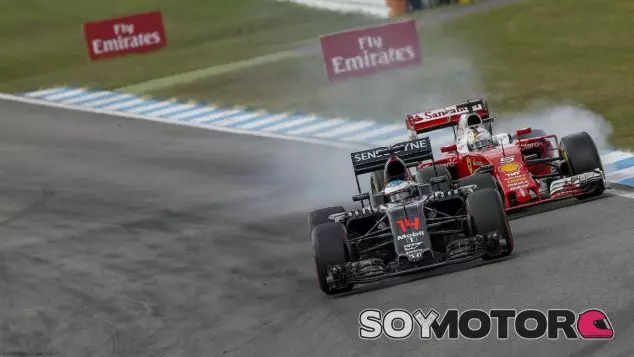 Vettel e Alonso durante o Gran Premio de Alemaña de 2016 - SoyMotor