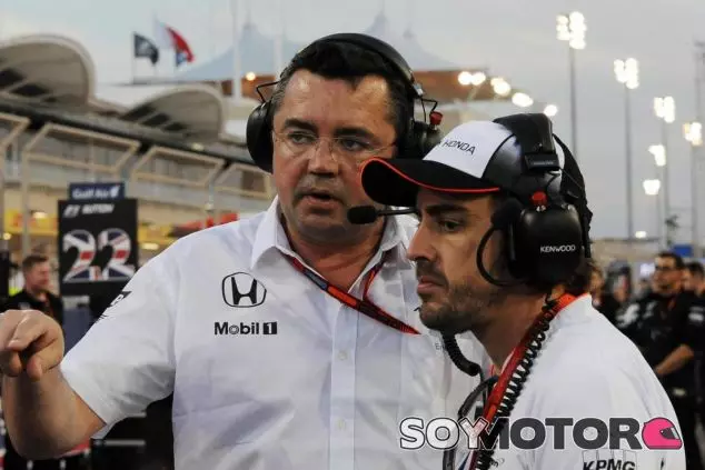 Boullier in gesprek met Alonso vlak voor de start van de race in Bahrein - LaF1