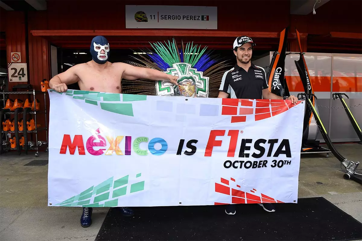 Sergio Pérez og fighteren Blue Demon, sammen for den mexicanske GP