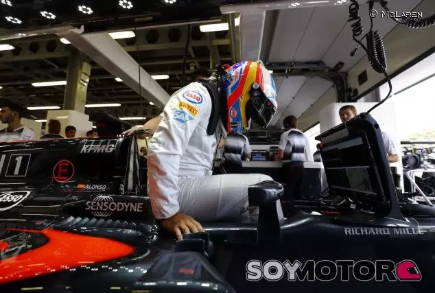 Fernando Alonso sätter sig i sin bil i Baku - LaF1