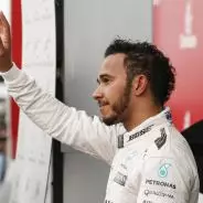 Lewis Hamilton op het podium in Suzuka - LaF1