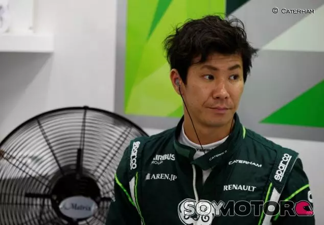 Kamui Kobayashi w pudełku Caterhama - LaF1.es