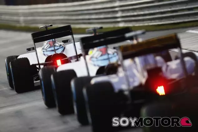 Red automobila u pit lane Sepang - LaF1.es