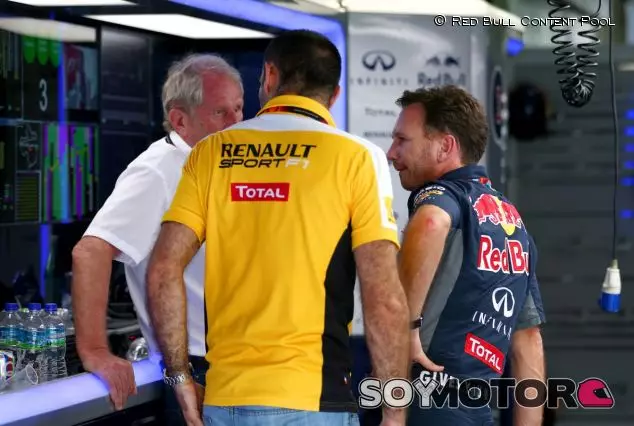 Helmut Marko ជជែកជាមួយ Cyril Abiteboul និង Christian Horner នៅ Sepang - LaF1.es