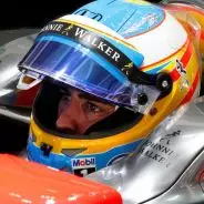 Fernando Alonso eropgelueden op de McLaren zu Sepang - LaF1