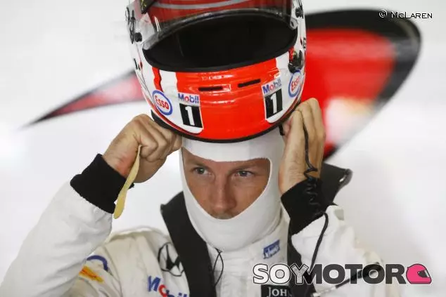 Jenson Button đội mũ bảo hiểm - LaF1