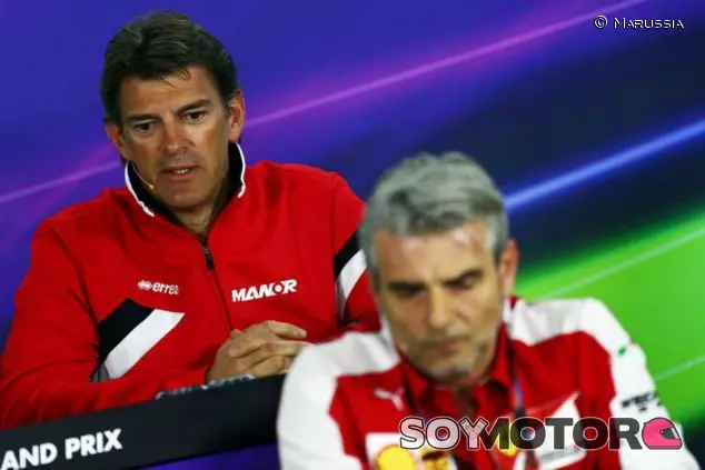 Graeme Lowdon bei einer Pressekonferenz - LaF1