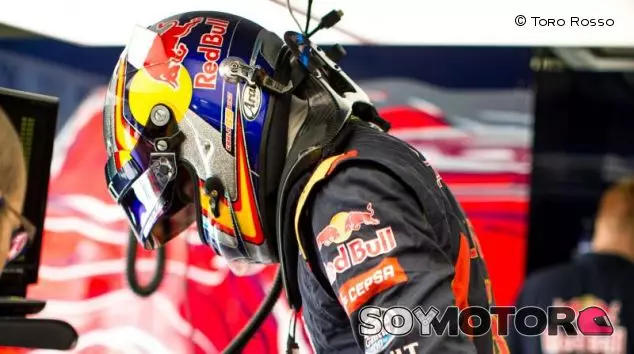 Carlos Sainz Jr. getting off the STR10 - LaF1.es