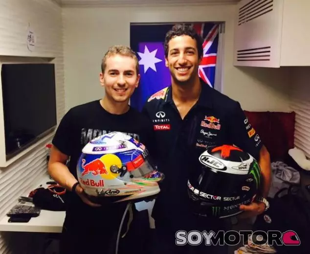 Jorge Lorenzo dan Daniel Ricciardo berpose tersenyum setelah bertukar helm - LaF1