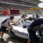 Οι μηχανικοί επιστρέφουν το FW37 του Bottas στο γκαράζ κατά τη διάρκεια του Ισπανικού GP - LaF1