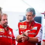 UMaurizio Arrivabene ukhuluma noSebastian Vettel, uGino Rosato kanye noKimi Räikkönen - LaF1