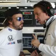 Fernando Alonso ជជែកជាមួយវិស្វករក្នុងប្រអប់របស់គាត់ - LaF1.es