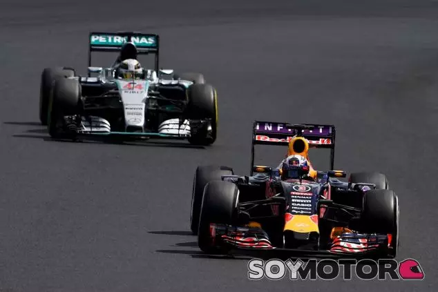 Daniel Ricciardo përpara Lewis Hamilton - LaF1.es