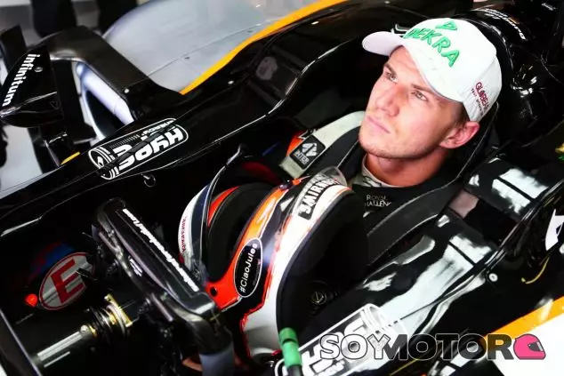 Hülkenberg തന്റെ Force India - LaF1-ന്റെ കോക്ക്പിറ്റിൽ ഇരിക്കുന്നു