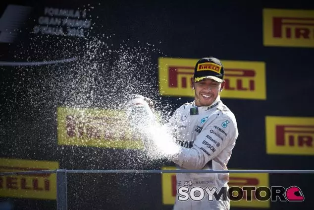 Lewis Hamilton vier sy oorwinning op die podium by Monza - LaF1