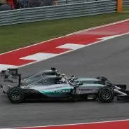 La momento de malkonkordo: la Mercedes kolizias radojn kaj Rosberg estas vundita - LaF1