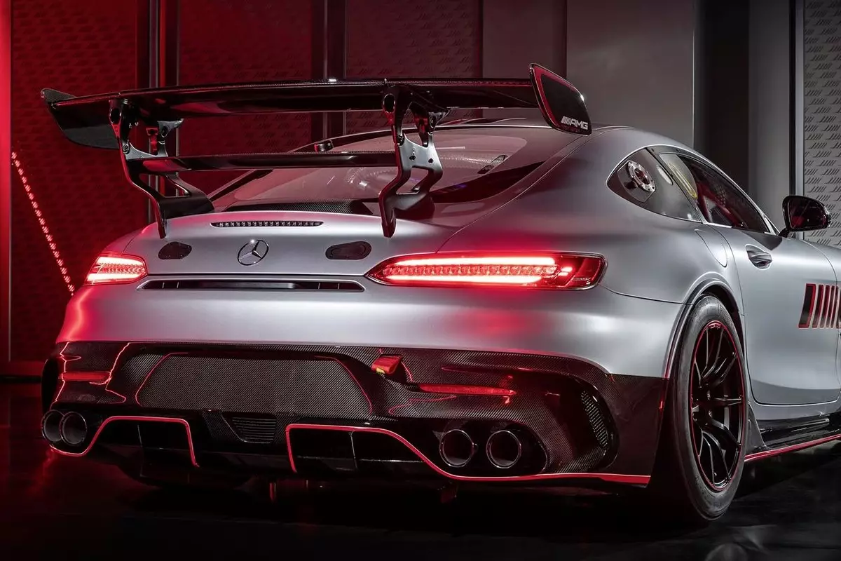 mercedes-amg_gt_track_series_3.jpg