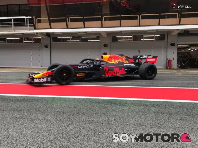 Albon vedigere Red Bull ... ji bo ceribandina Pirelli 2022 li Barcelona