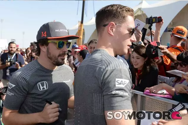 Fernando Alonso och Stoffel Vandoorne på Yas Marina