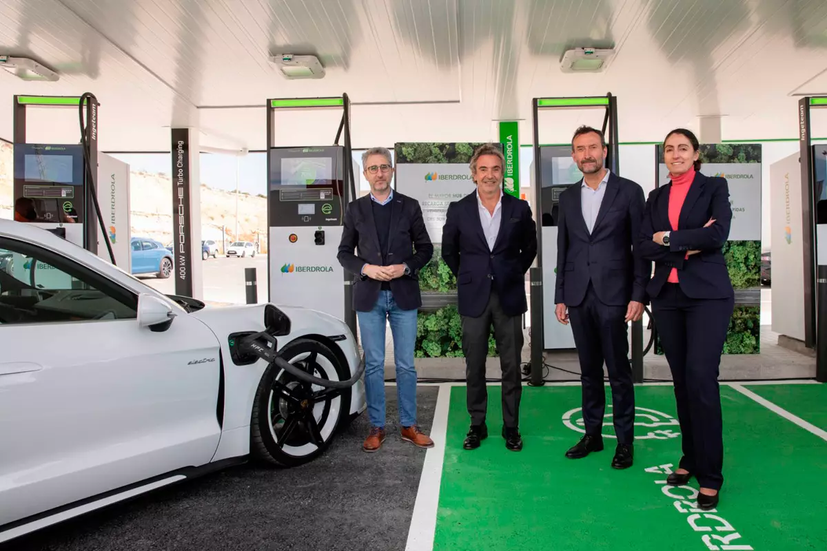 agreement-porsche-iberdrola-electrolinera-2-soymotor.jpg