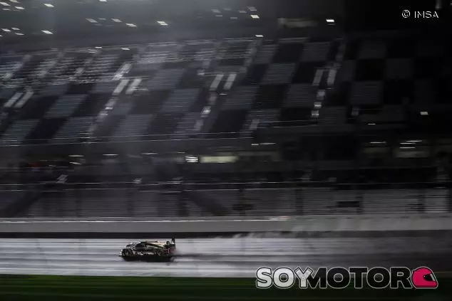 24시간 Daytona 2018: Cadillac이 승리하고 Alonso가 끝납니다. 가르시아 연단